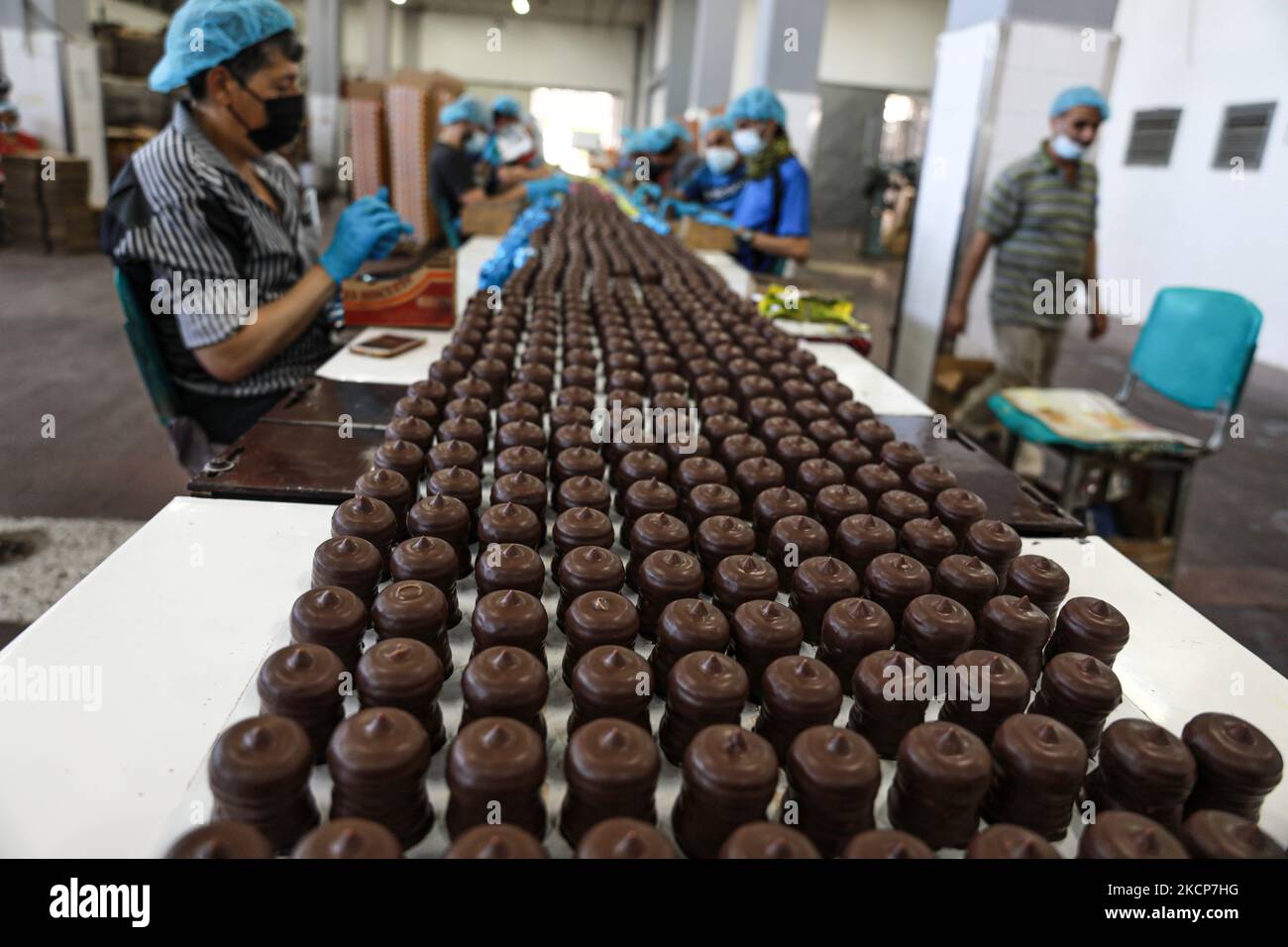Palestinian workers prepare the vanilla candy known as "crimbo or Ras ...