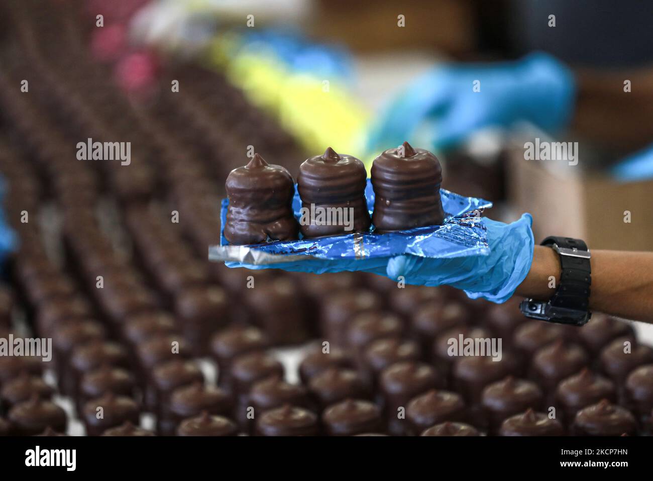 Palestinian workers prepare the vanilla candy known as "crimbo or Ras ...