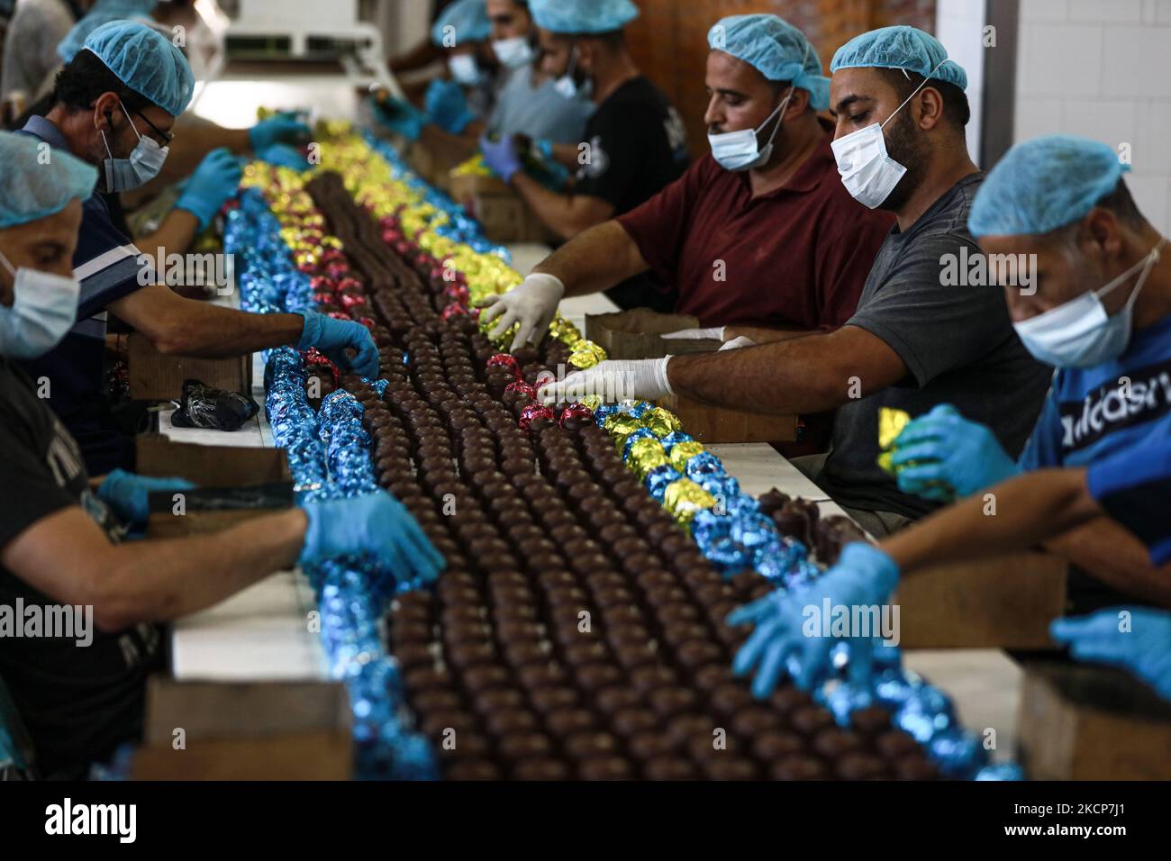 Palestinian workers prepare the vanilla candy known as "crimbo or Ras ...