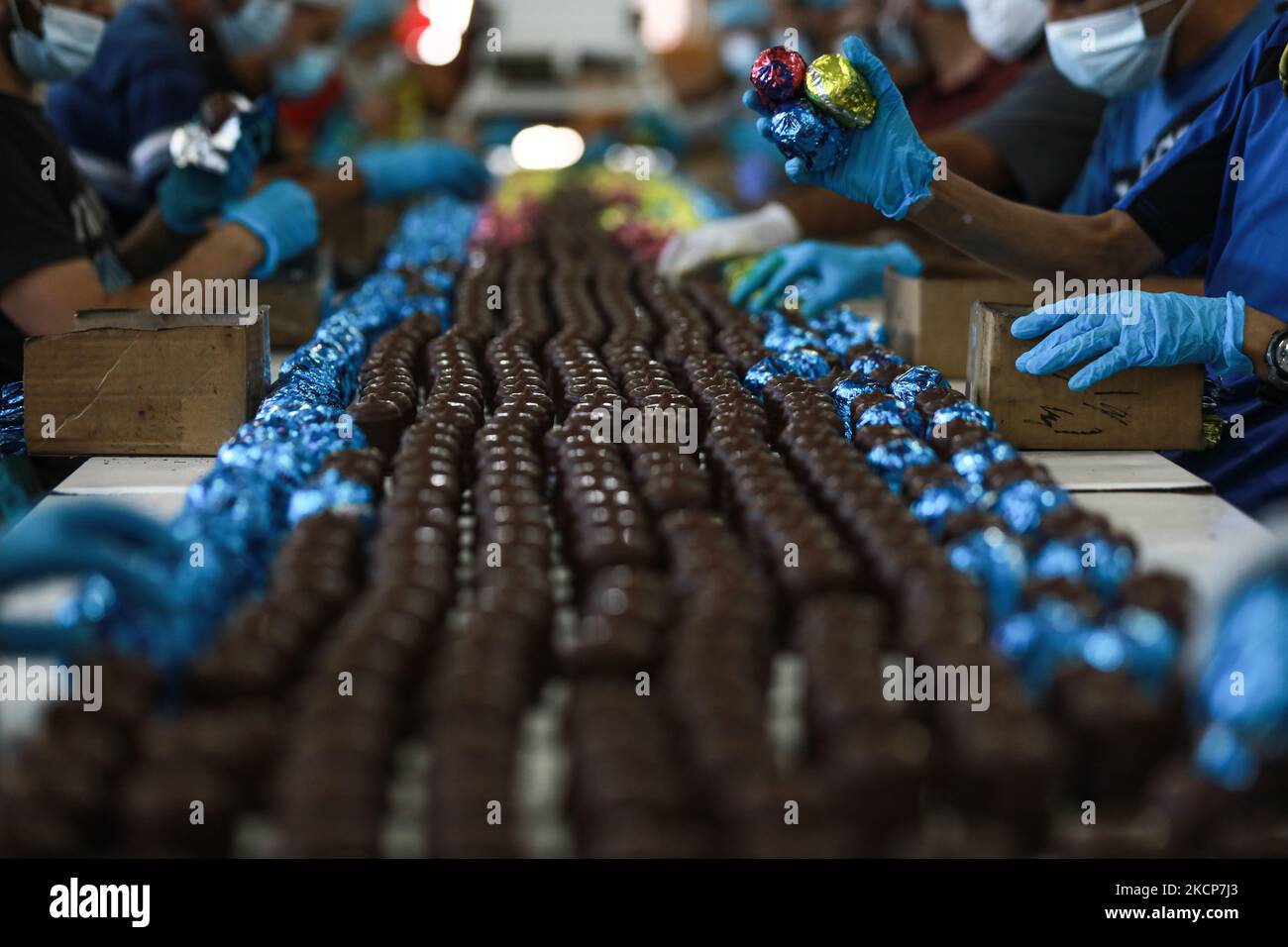 Palestinian workers prepare the vanilla candy known as "crimbo or Ras ...