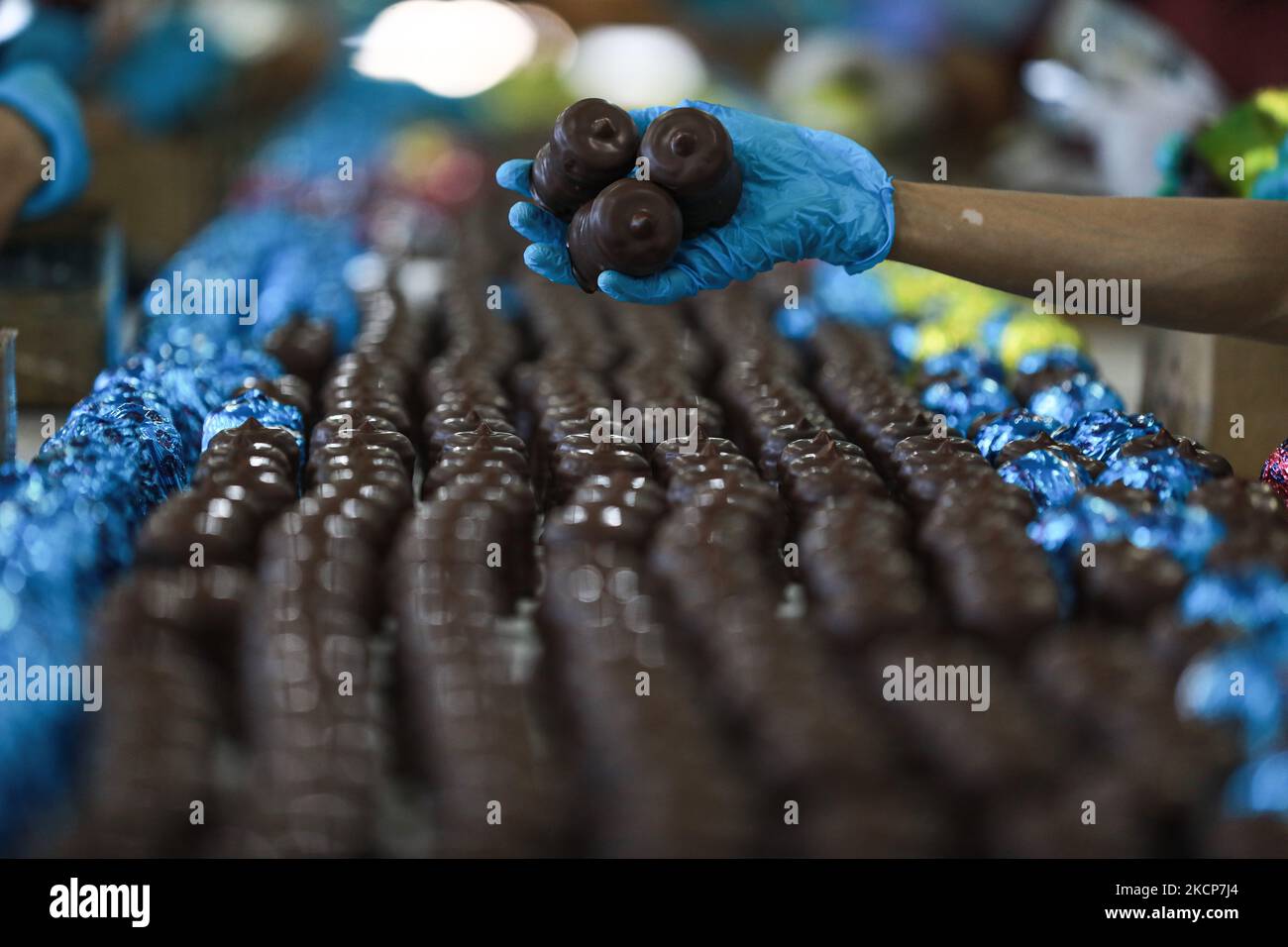 Palestinian workers prepare the vanilla candy known as "crimbo or Ras ...