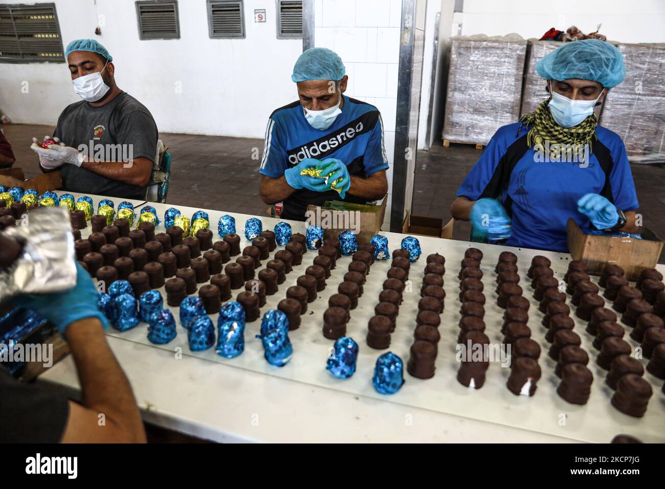Palestinian workers prepare the vanilla candy known as "crimbo or Ras ...