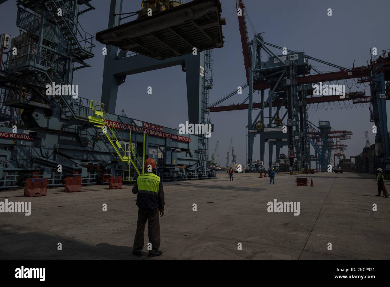 Container loading and unloading activities at the Tanjung Priok port ...