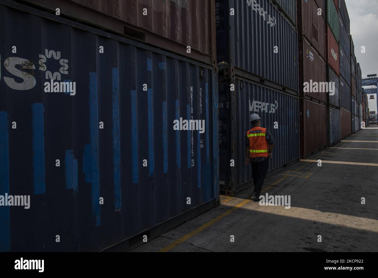 Container loading and unloading activities at the Tanjung Priok port ...