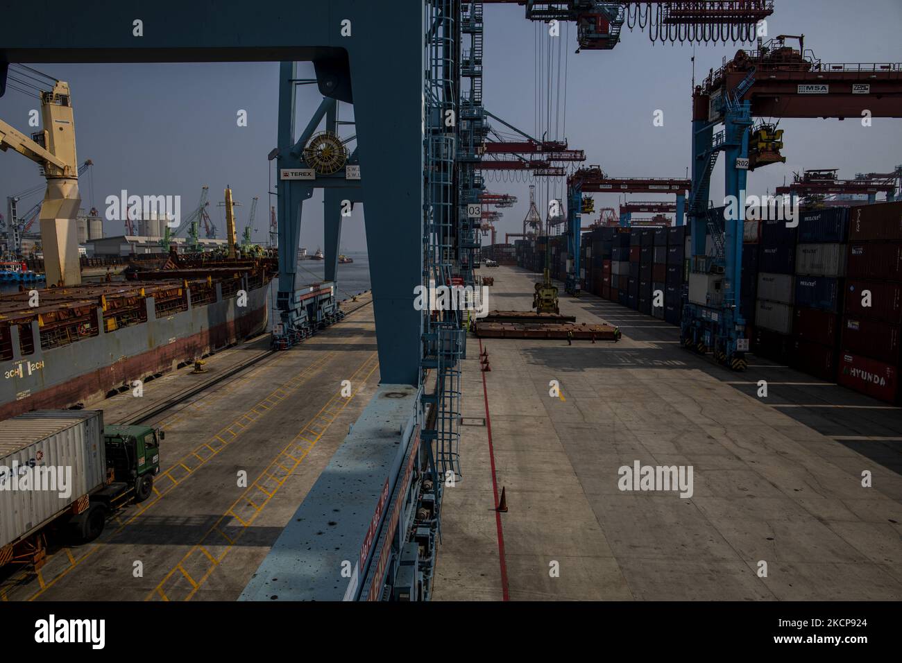 Container loading and unloading activities at the Tanjung Priok port ...