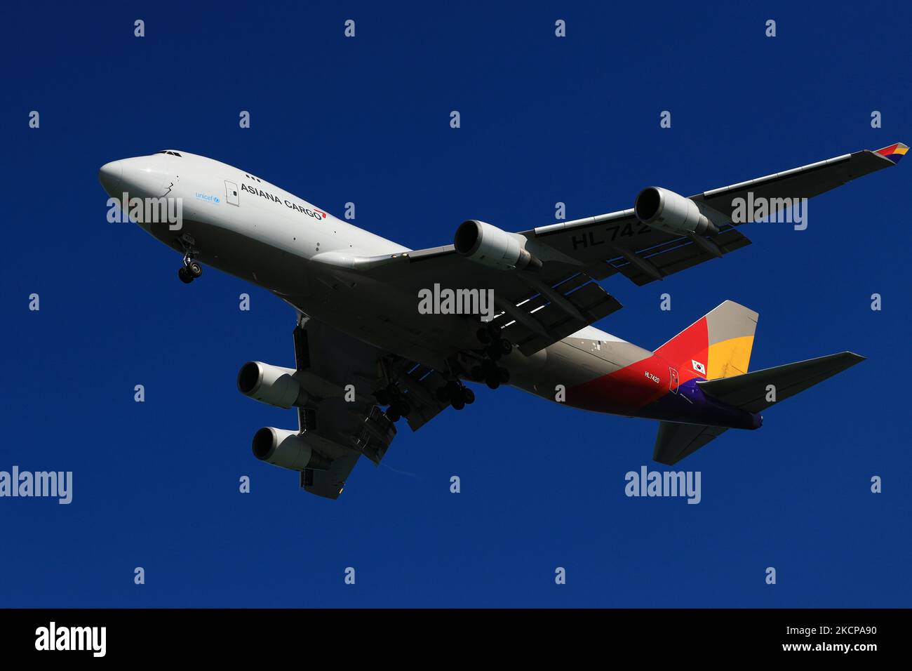 Asiana Airlines Cargo Boring 747-48EF makes a descend towards Changi ...