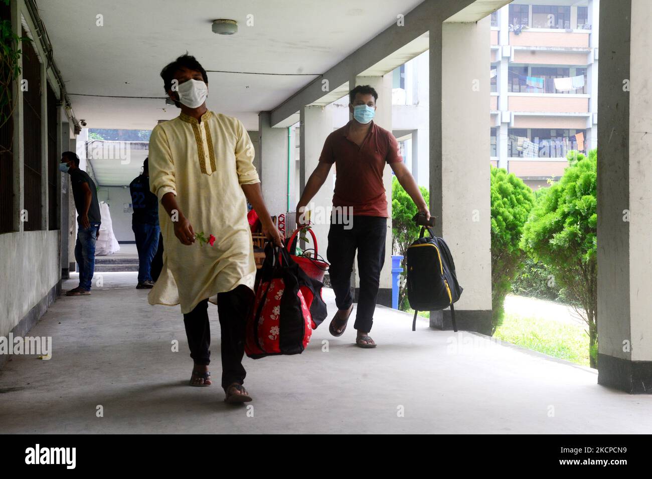 Students arrive at Dhaka University as reopen their residential halls ...