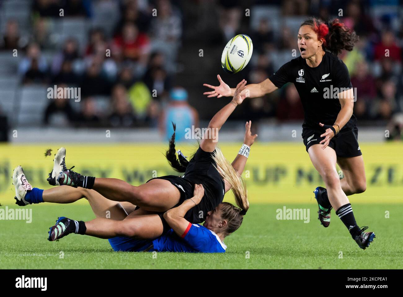New Zealand's Ayesha Leti-l'iga offloads the ball to Ruby Tui during ...