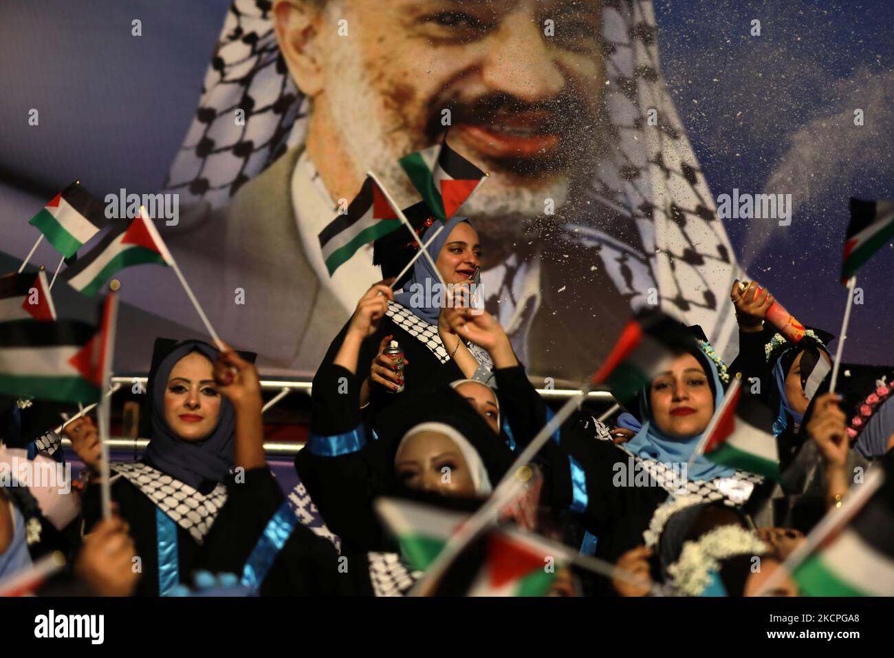 Palestinian students from al-Azhar University attend their graduation ...