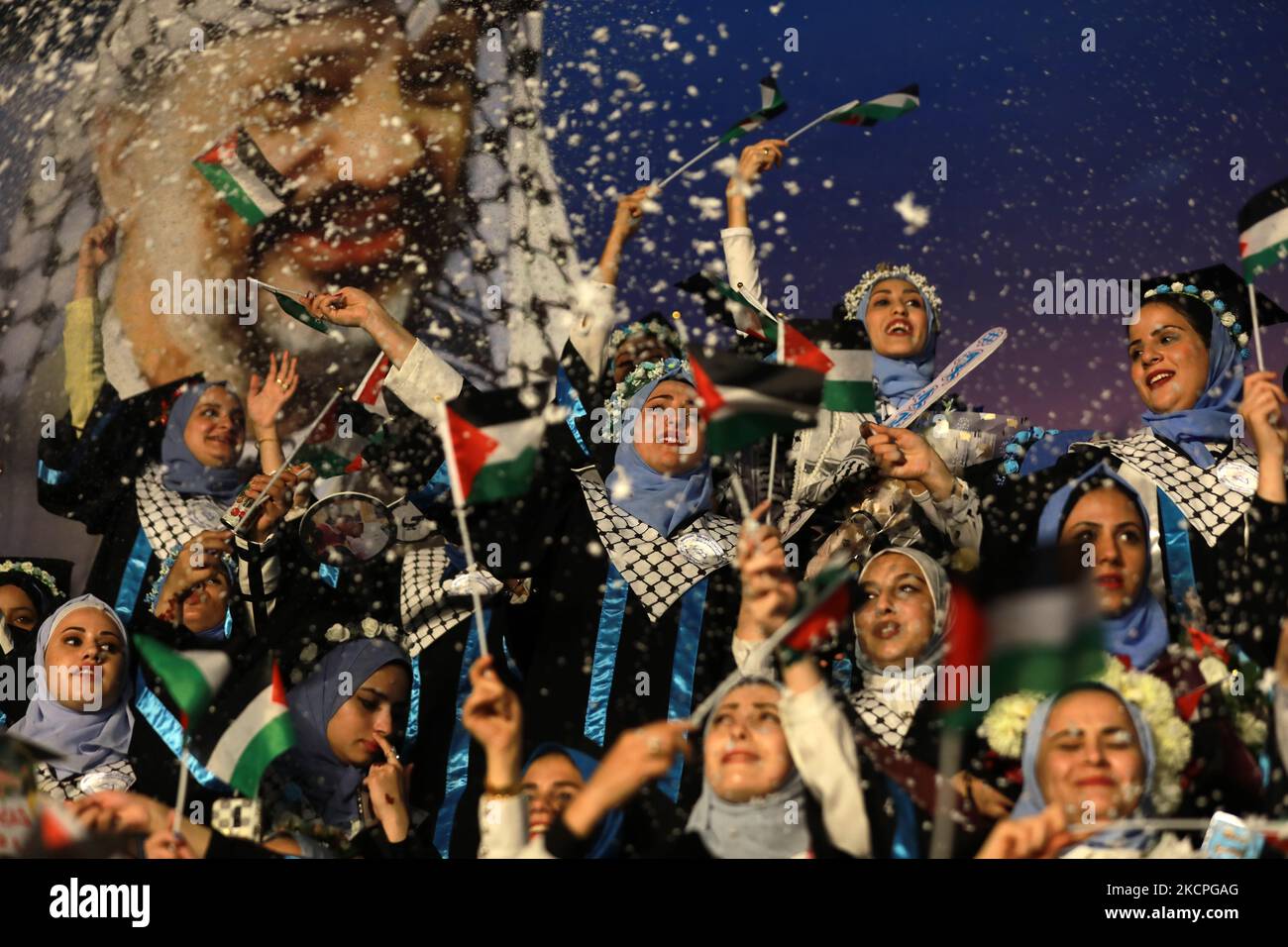 Palestinian students from al-Azhar University attend their graduation ...