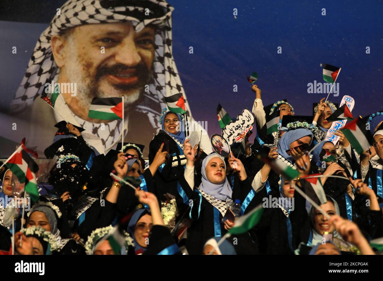 Palestinian students from al-Azhar University attend their graduation ...