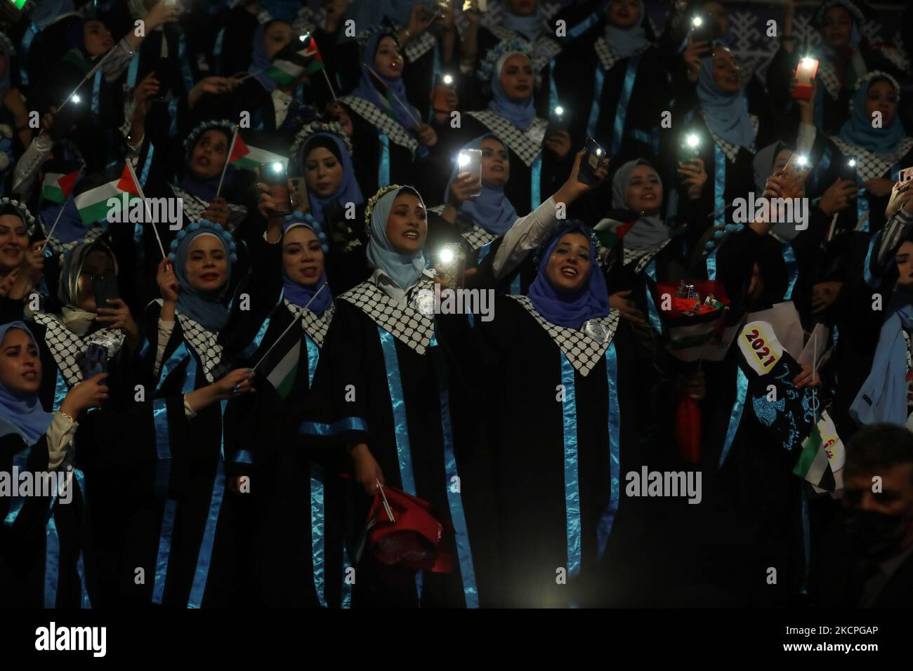 Palestinian students from al-Azhar University attend their graduation ...