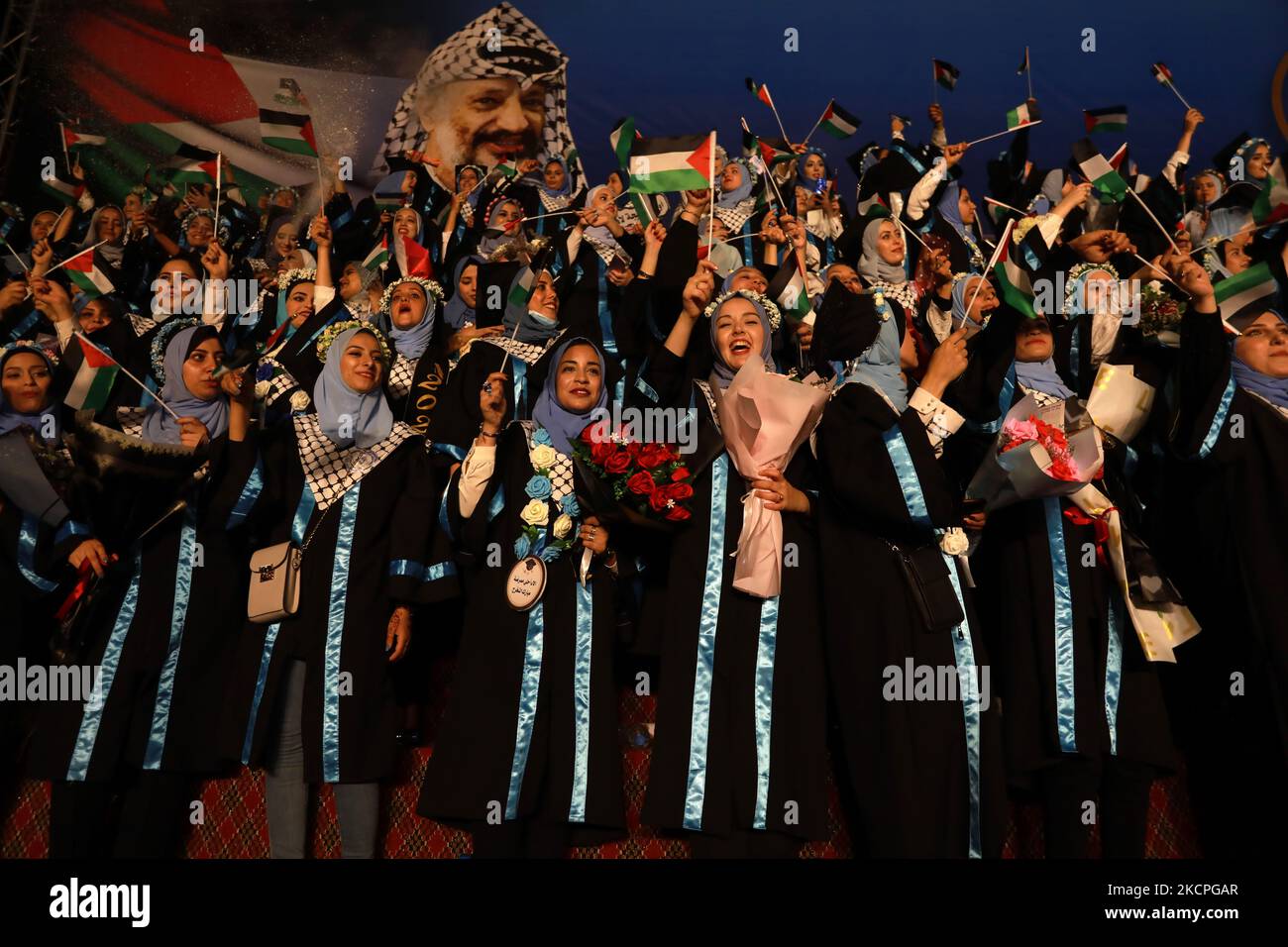 Palestinian students from al-Azhar University attend their graduation ...