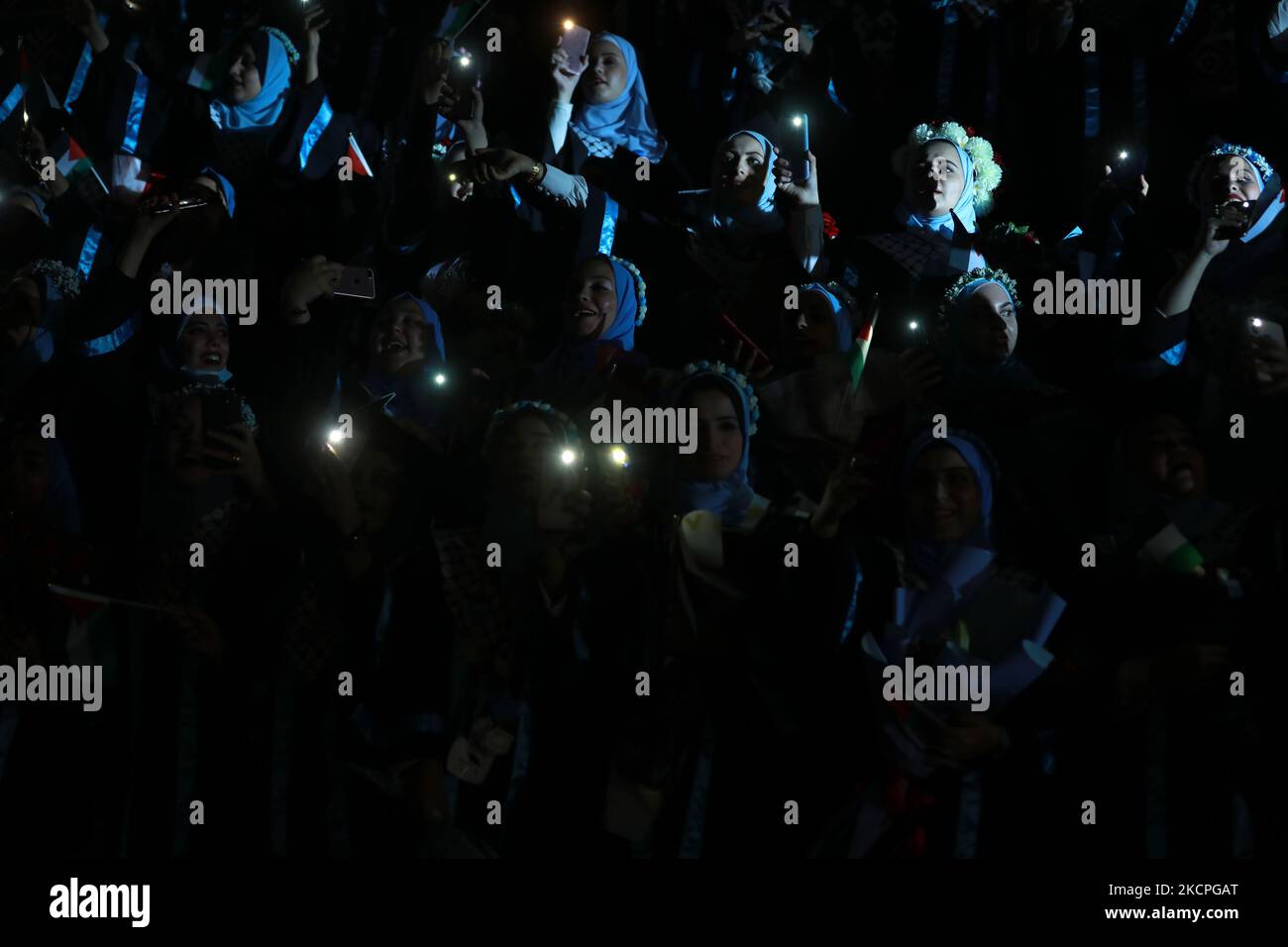 Palestinian students from al-Azhar University attend their graduation ...