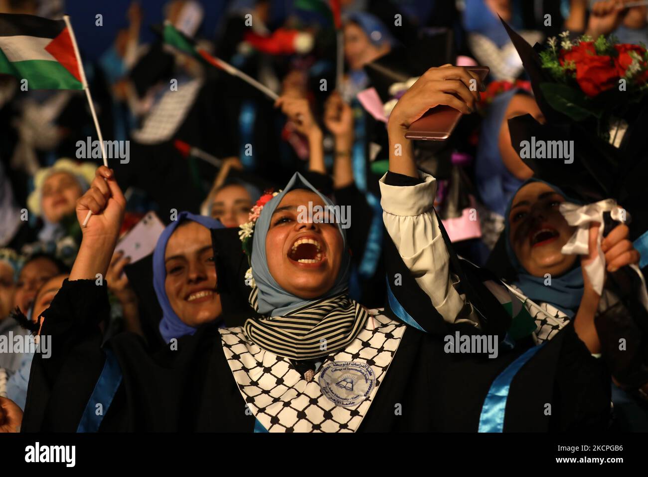 Palestinian students from al-Azhar University attend their graduation ...