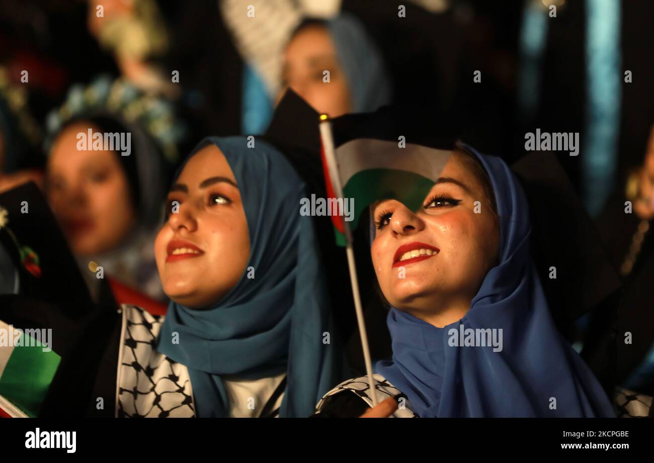 Palestinian students from al-Azhar University attend their graduation ...