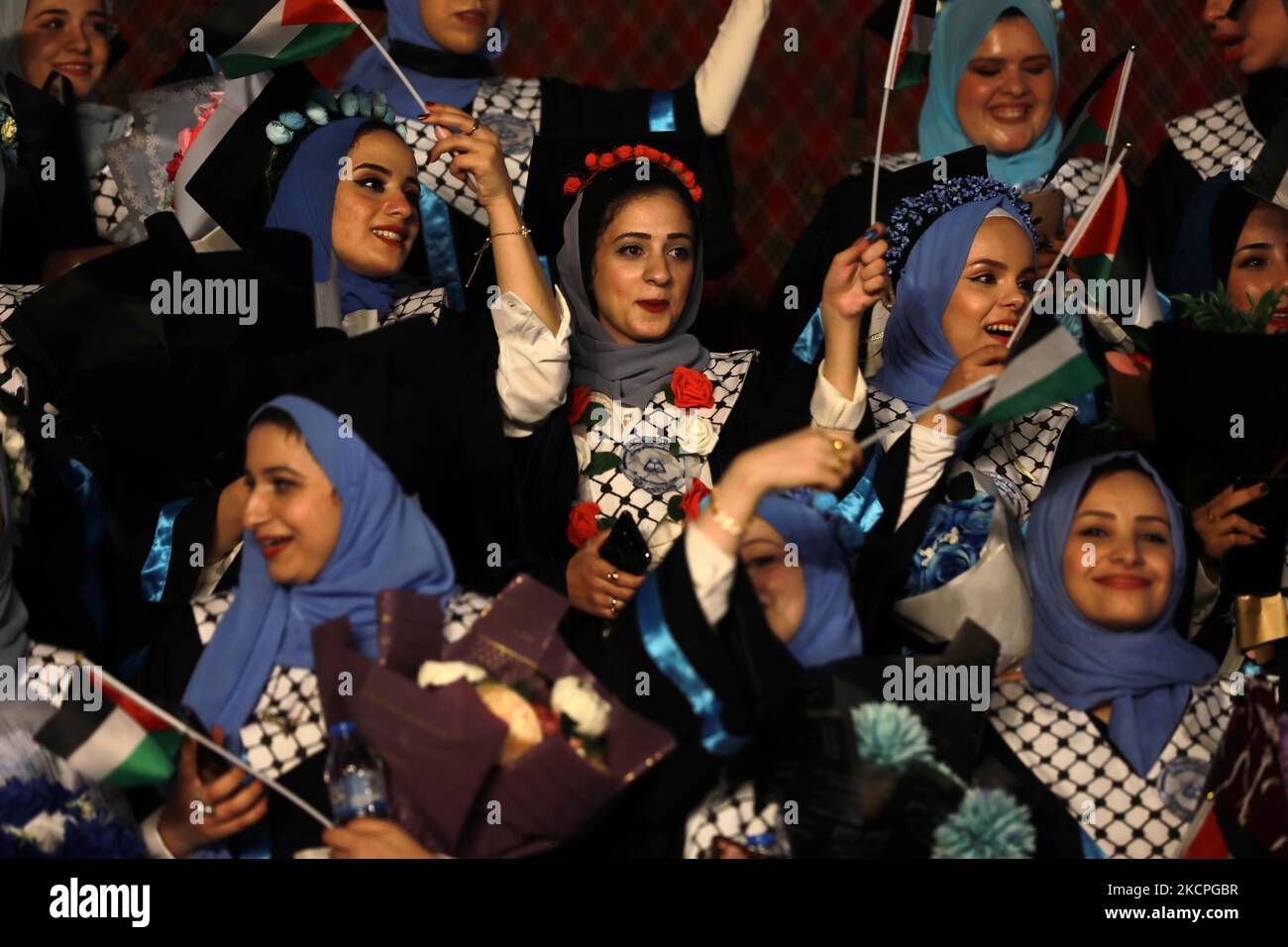 Palestinian students from al-Azhar University attend their graduation ...