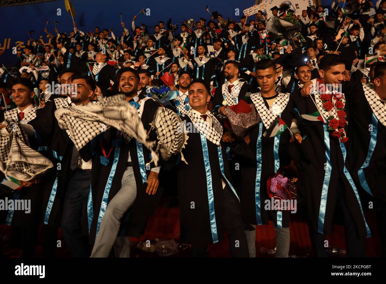 Palestinian students from al-Azhar University attend their graduation ...