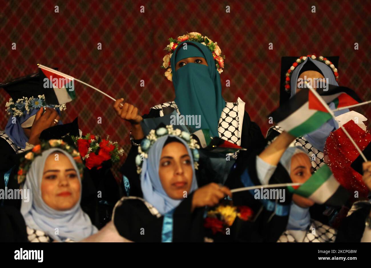 Palestinian students from al-Azhar University attend their graduation ...