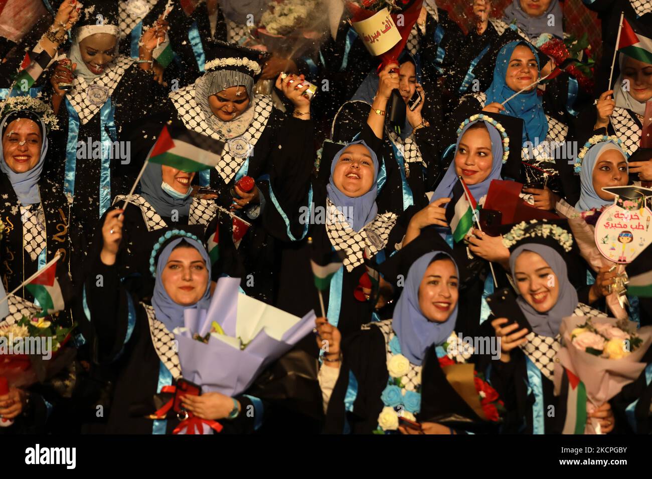 Palestinian students from al-Azhar University attend their graduation ...