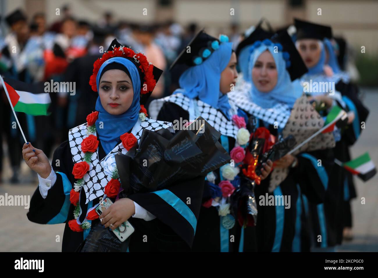 Palestinian students from al-Azhar University attend their graduation ...