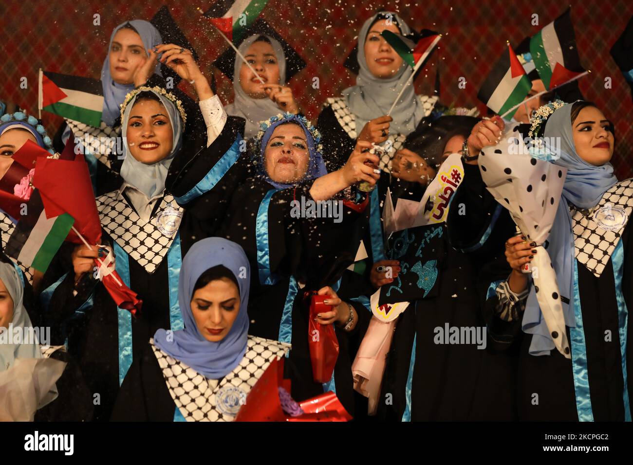 Palestinian students from al-Azhar University attend their graduation ...