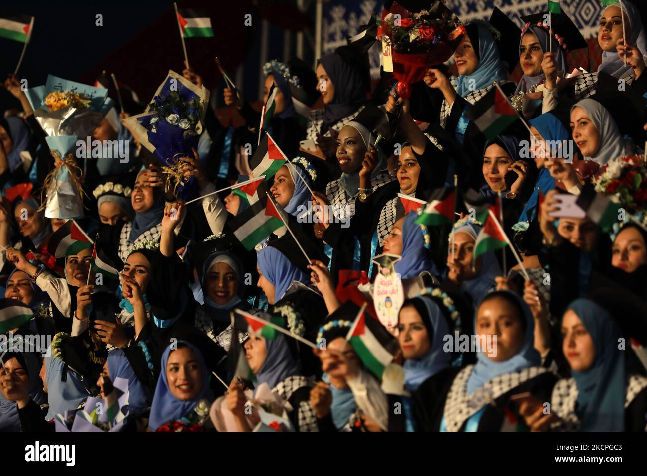 Palestinian students from al-Azhar University attend their graduation ...