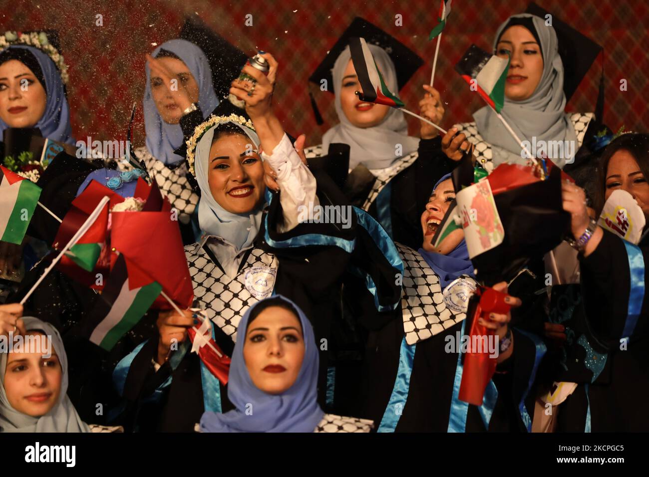Palestinian students from al-Azhar University attend their graduation ...