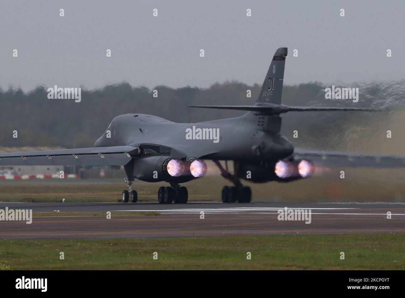 A United States Air Force B1 Bomber lands at RAF Fairford in ...