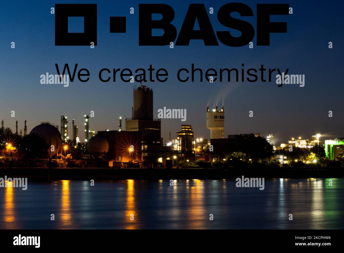 Nachtaufnahme von der BASF in Ludwigshafen mit dem Logo der BASF Stock ... Nachtaufnahme von der BASF in Ludwigshafen mit dem Logo der BASF Stock ...