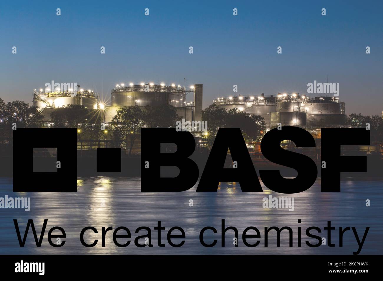 Nachtaufnahme von der BASF in Ludwigshafen mit dem Logo der BASF Stock ...