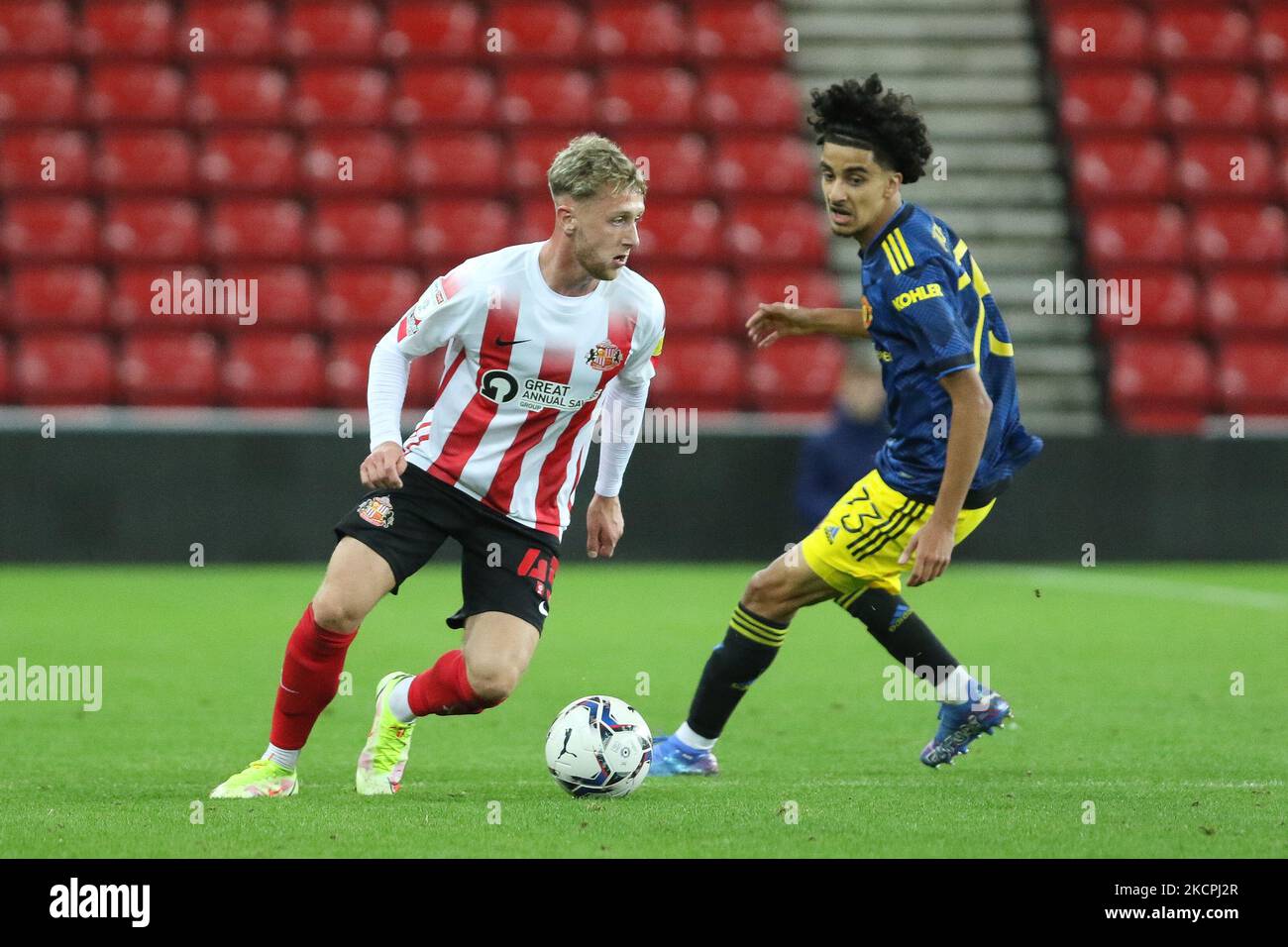 Stephen Wearne of Sunderland and Zidane Iqbal of Manchester United in ...