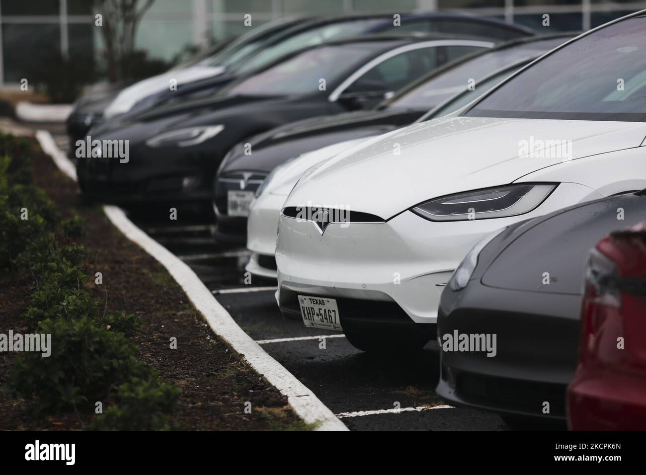 Tesla's gallery and service center on Westheimer Road in Houston, Texas ...