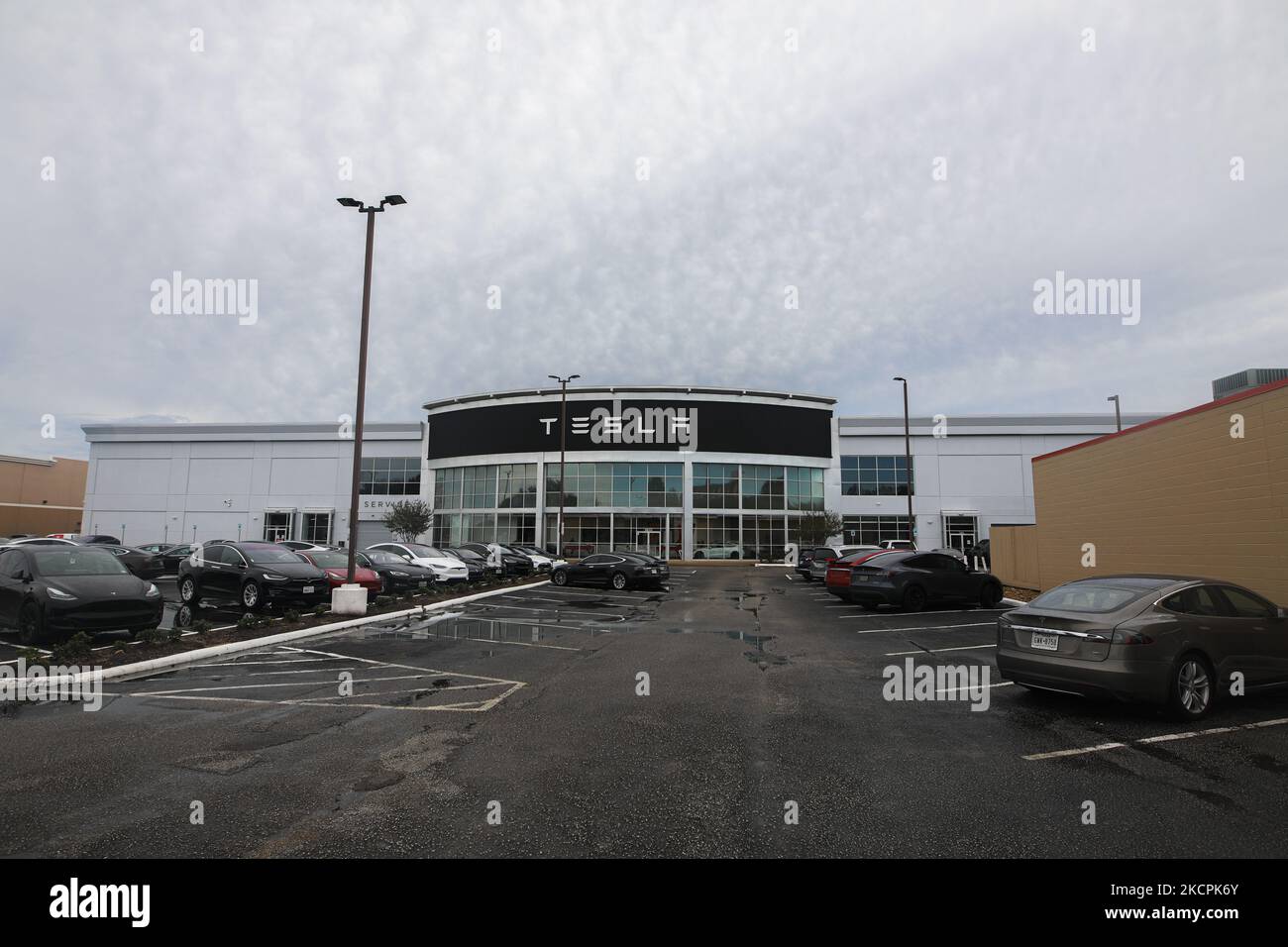 Tesla's gallery and service center on Westheimer Road in Houston, Texas ...