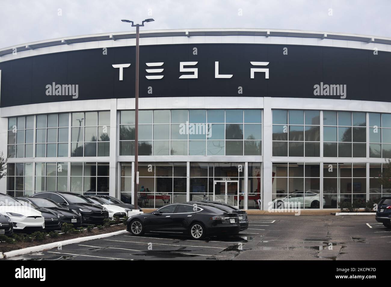 Tesla's gallery and service center on Westheimer Road in Houston, Texas ...
