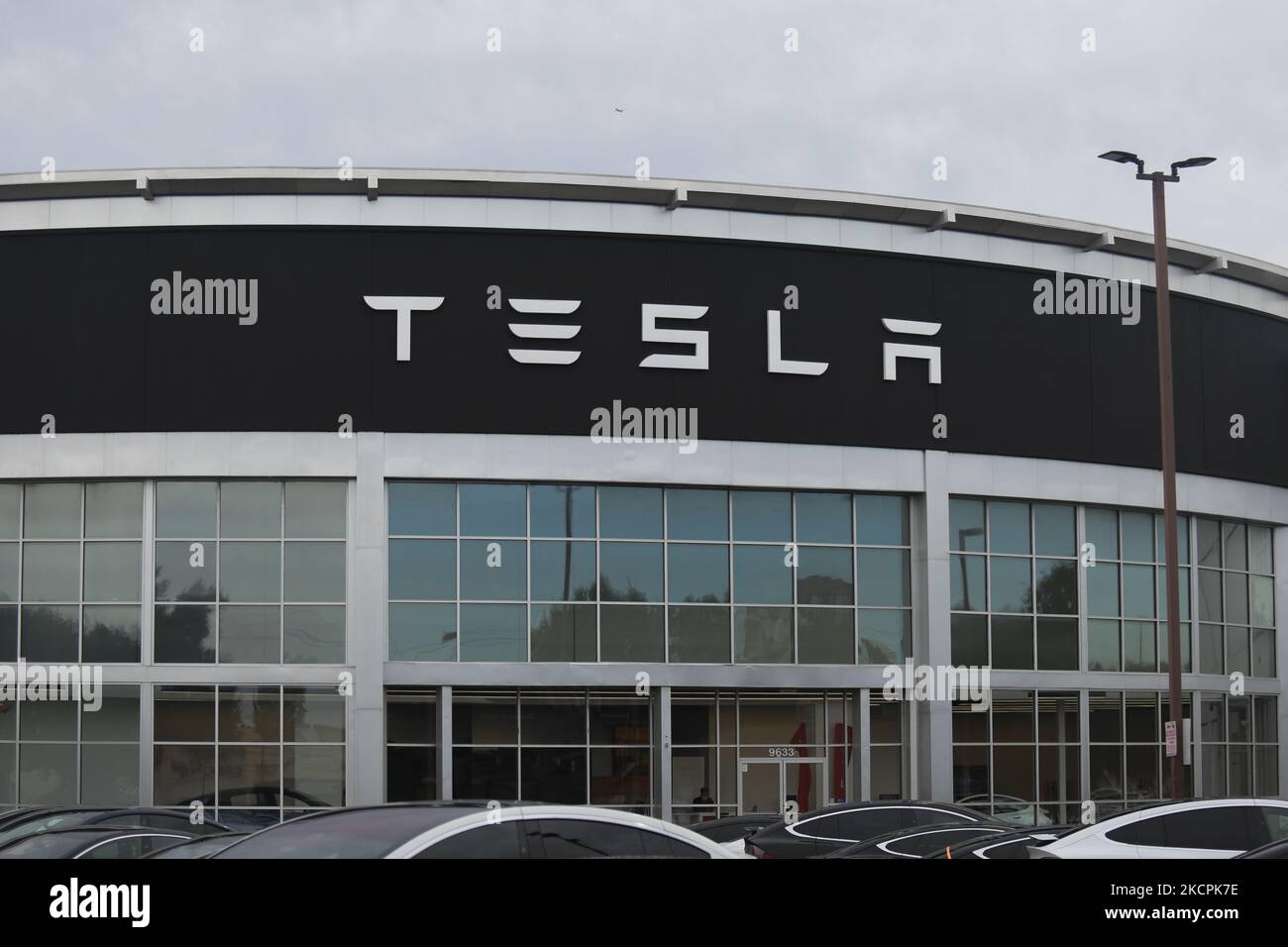 Tesla's gallery and service center on Westheimer Road in Houston, Texas ...