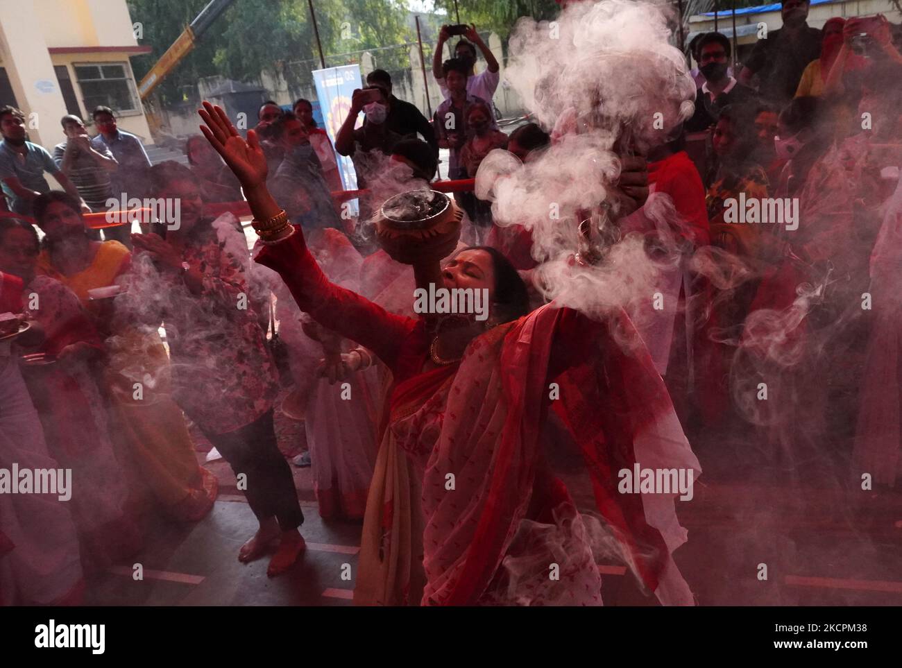 Traditional dhunuchi naach hi-res stock photography and images - Alamy