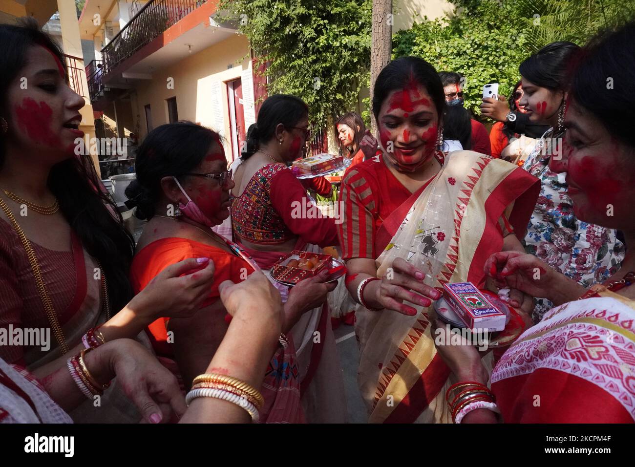 Hindu women devotees apply 'sindhur', or vermillion powder, on each ...