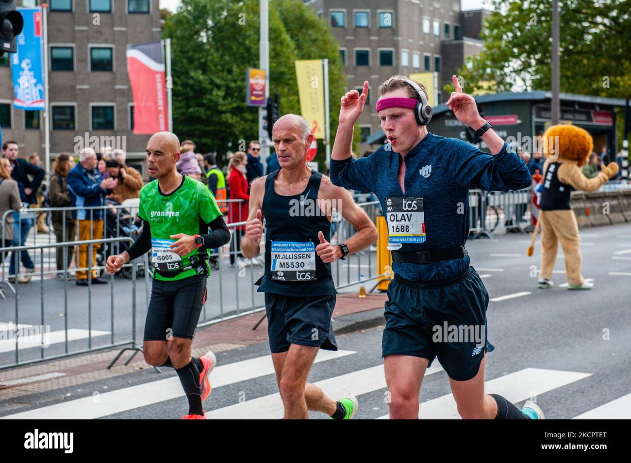 Runners passing by the Rijksmuseum during the last kilometers of the ...