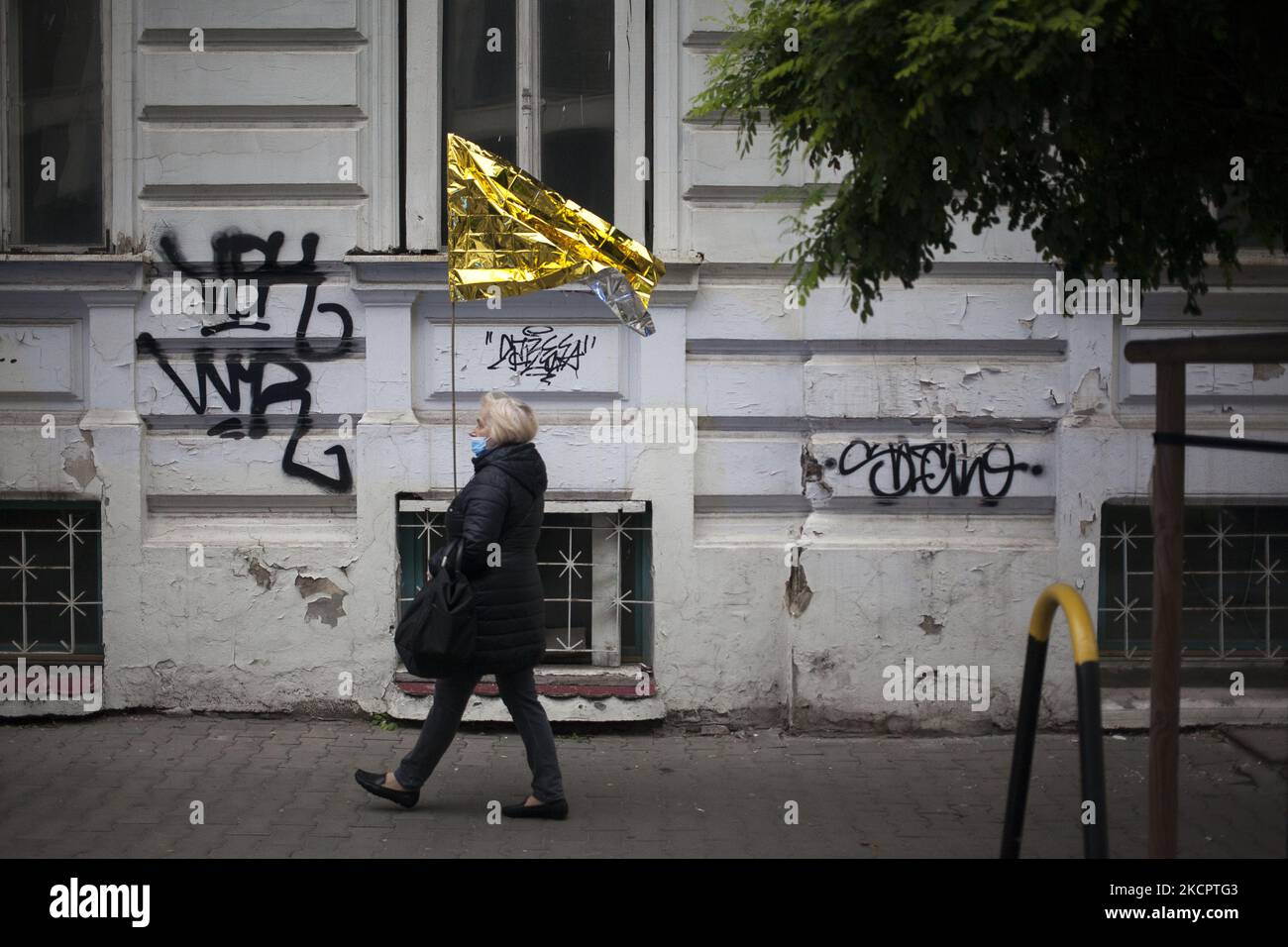 Walking holding placard social issues flag hi-res stock photography and ...