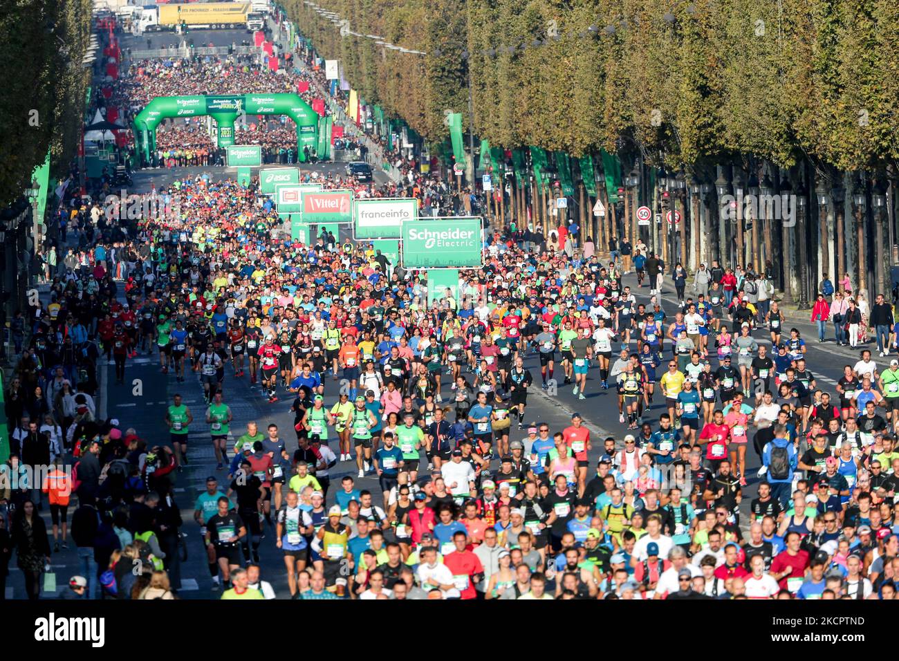 195 km paris marathon hi-res stock photography and images - Alamy