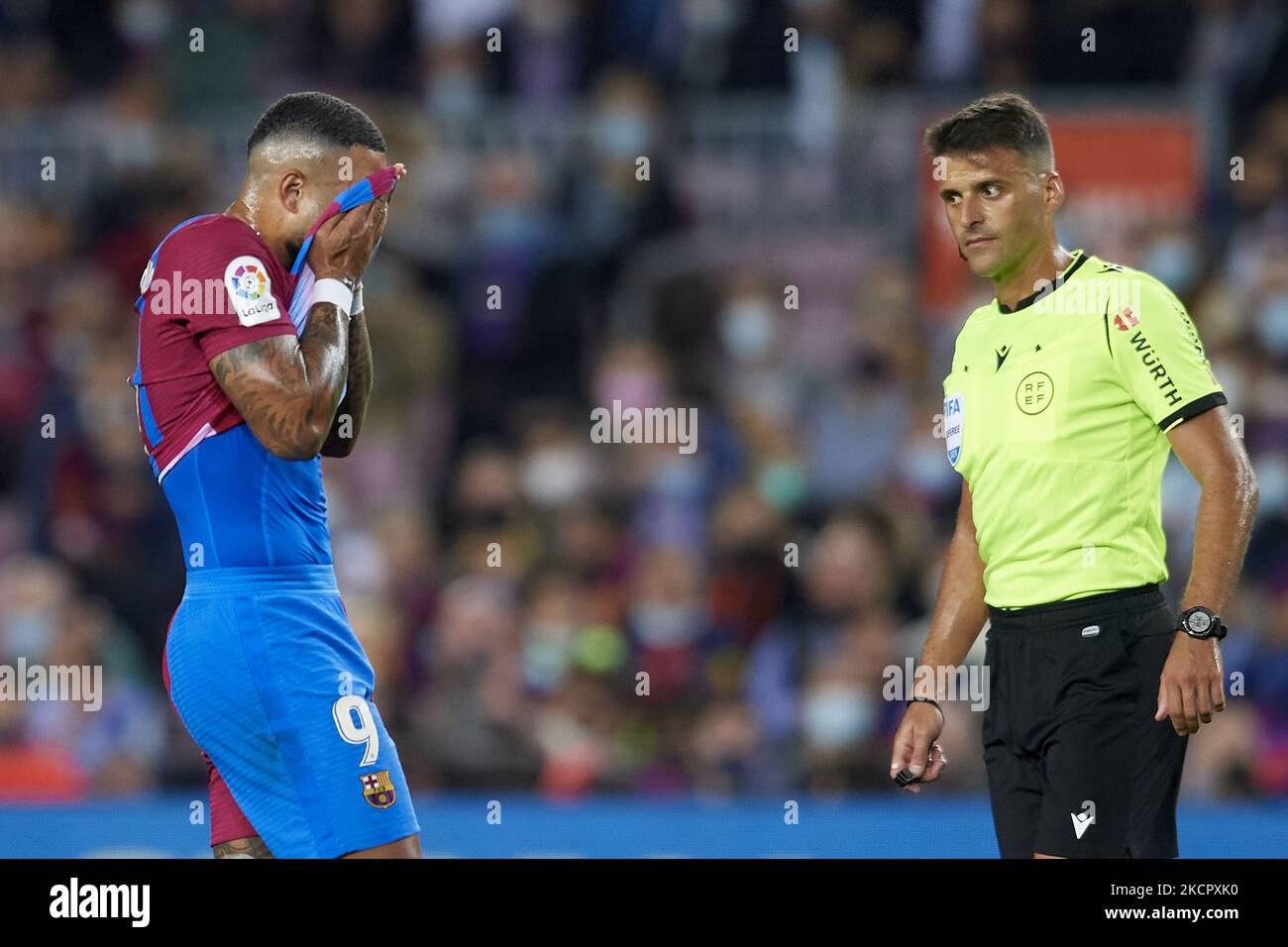 Memphis Depay of Barcelona and the referee Jesus Gil Manzano during the ...