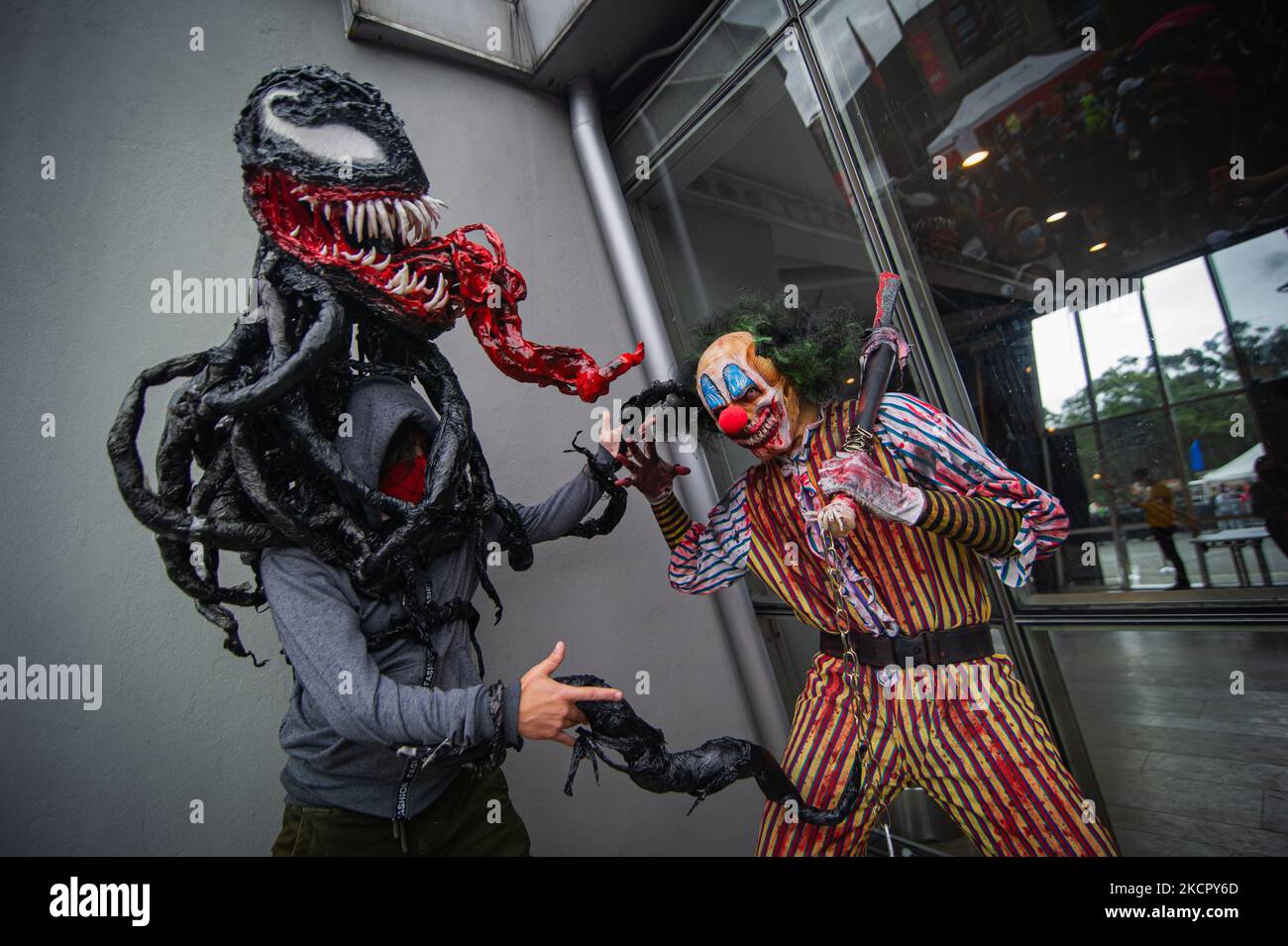 K pop pose with fans hi-res stock photography and images - Alamy