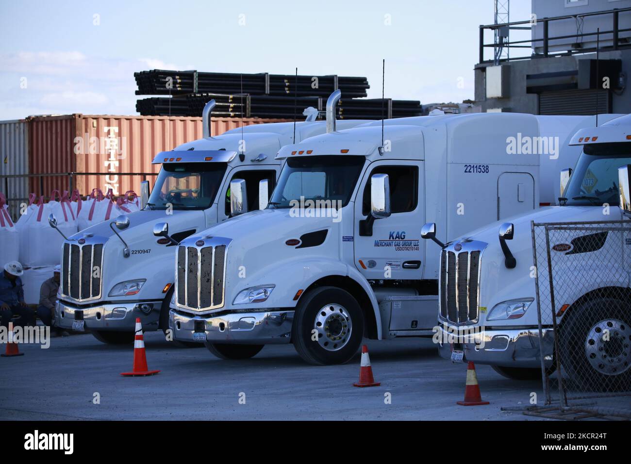 Trucks carrying enormous liquid oxygen tanks arrive at SpaceX through ...