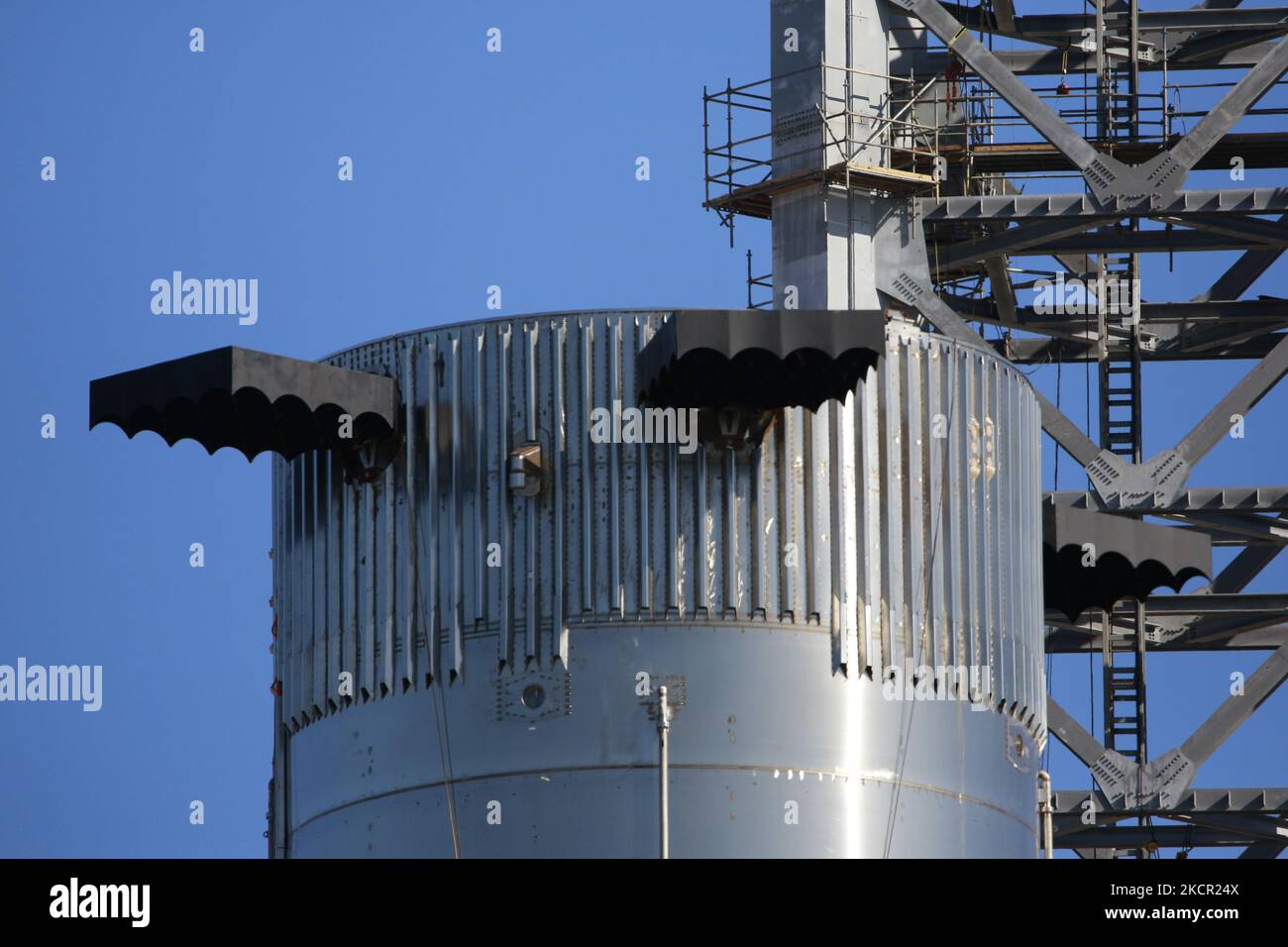 Super Heavy Booster's massive grid fins, similar in design to Flacon 9 ...