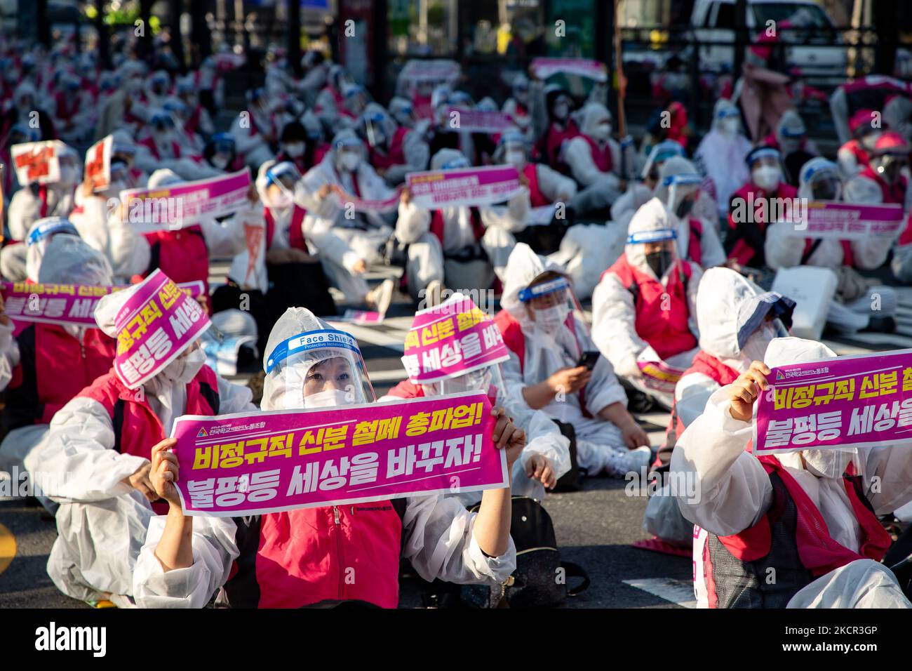 Thousands of the Korean Confederation of Trade Unions members march to ...