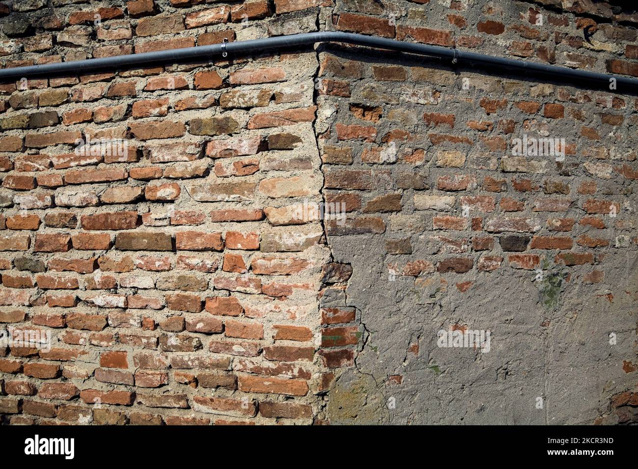 Broken brick wall corner hi-res stock photography and images - Alamy