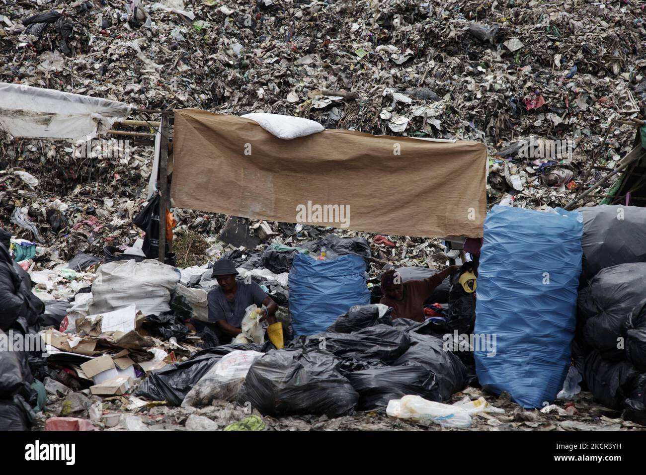 Scavengers sort plastic waste, including infectious medical waste at ...