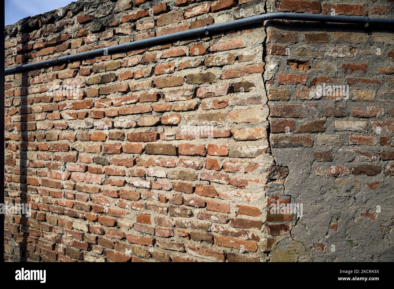 Broken brick wall corner hi-res stock photography and images - Alamy