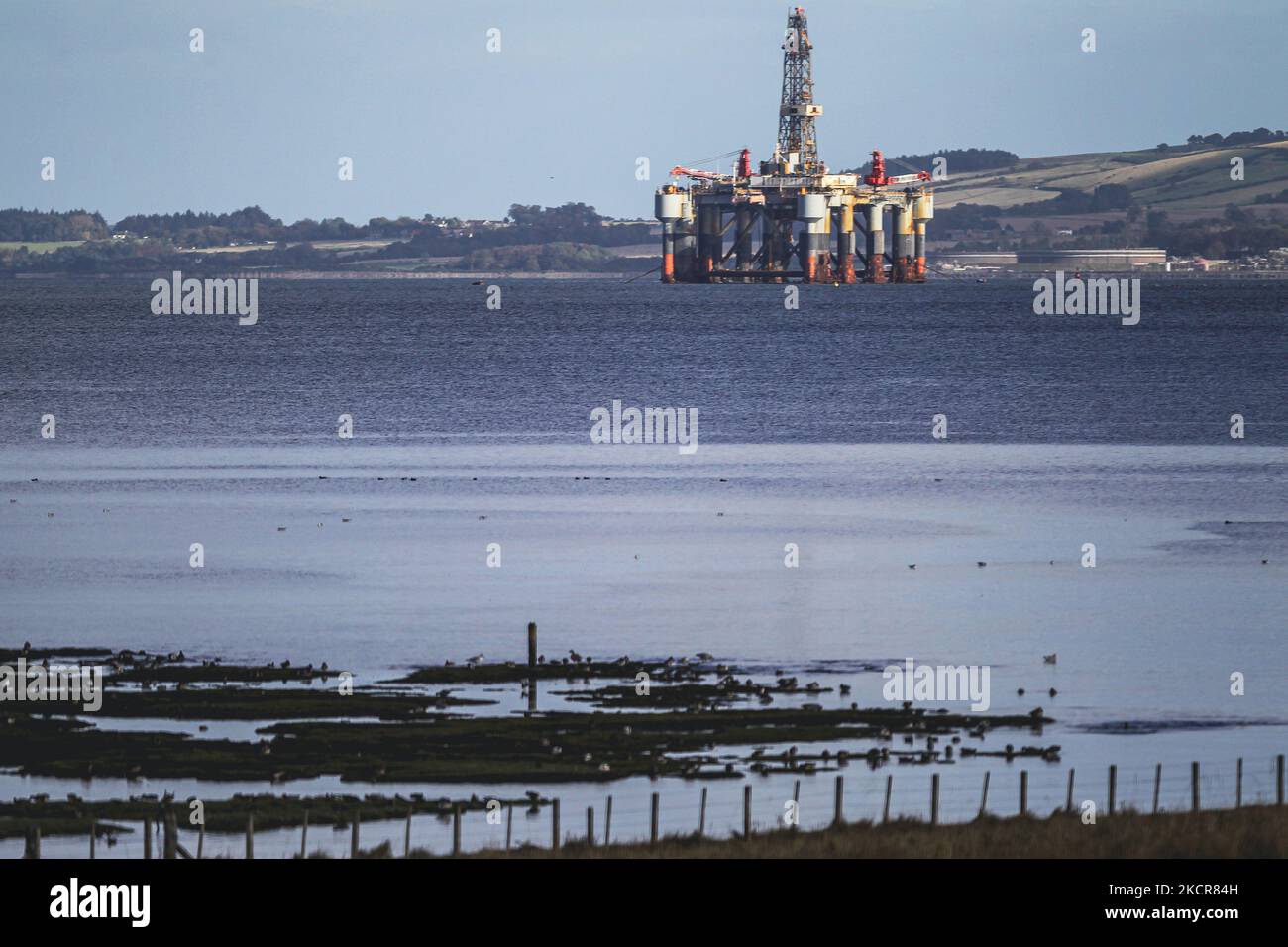 Disused oil rig hi-res stock photography and images - Alamy